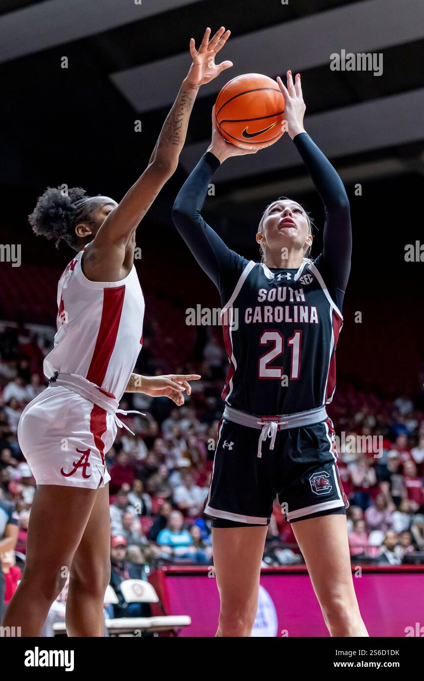 South Carolina forward Chloe Kitts (21) shoots past Alabama guard Zaay ...