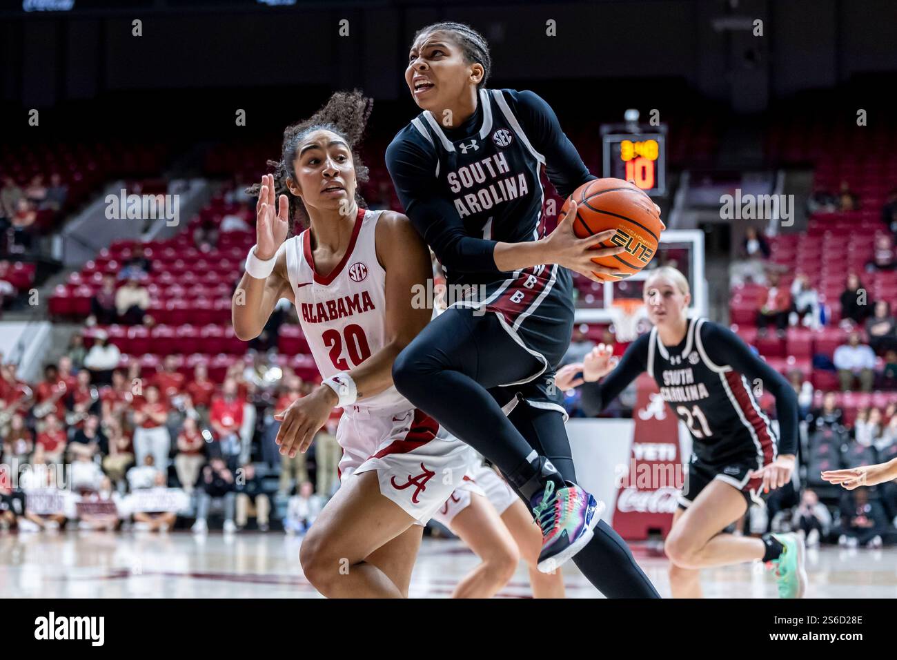 South Carolina guard Maddy McDaniel (1) works against Alabama guard ...