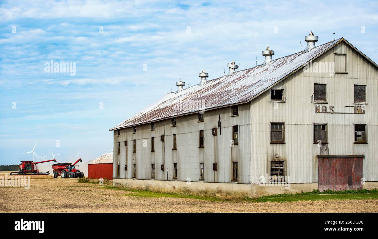 Combine during harvest wind hi-res stock photography and images - Alamy