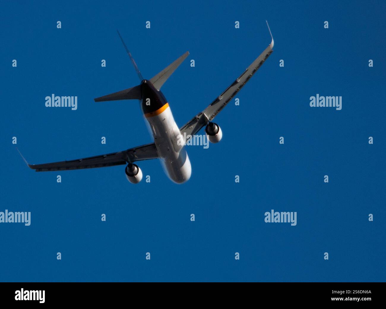 A UPS Boeing 767 cargo jet makes its approach into Philadelphia ...