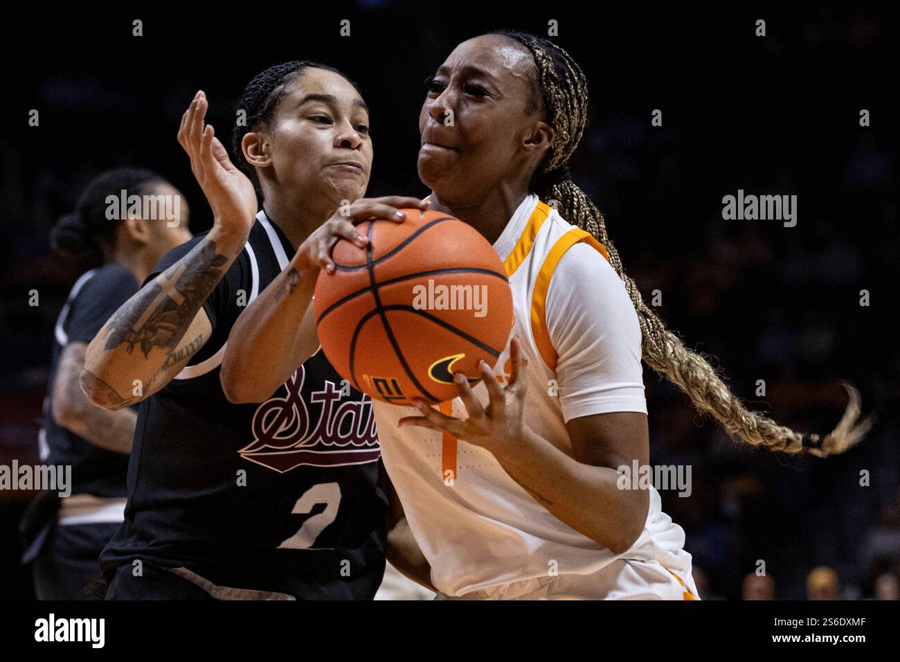 Tennessee guard Samara Spencer (7) drives for a shot against ...
