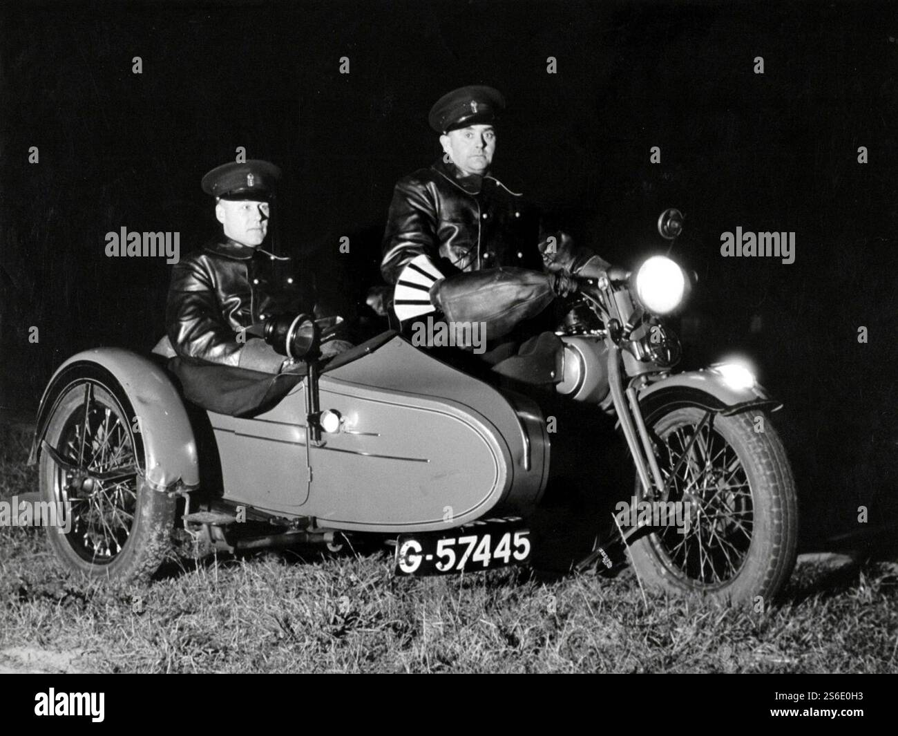 Gemotoriseerde politie Twee agenten met een motor met zijspan bij nacht ...