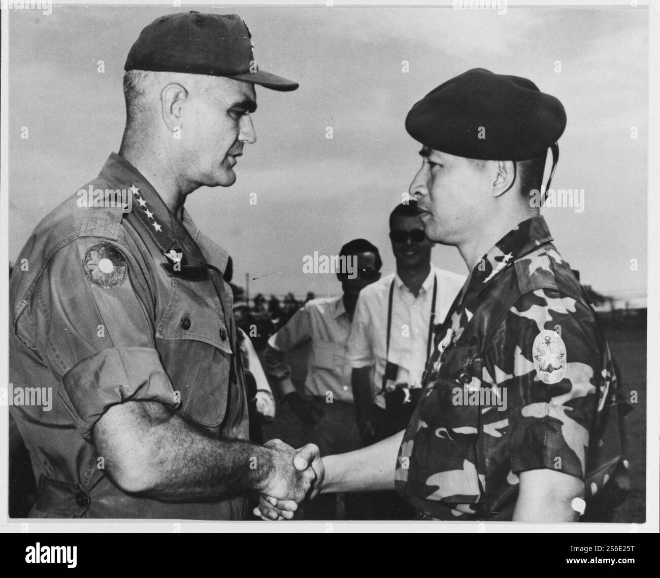 General William Westmoreland presents the Silver Star to General Cao ...