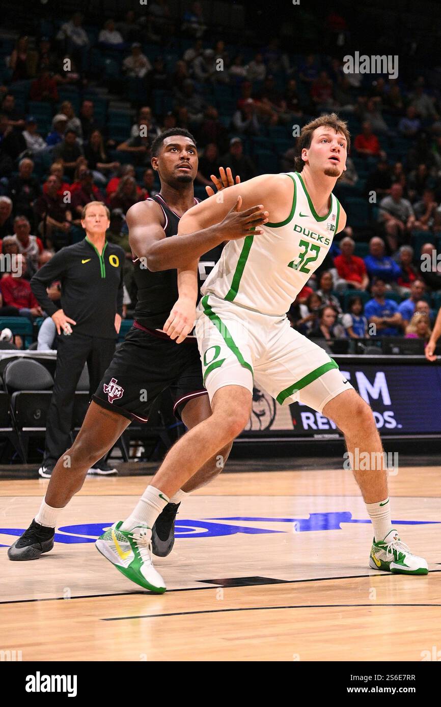 LAS VEGAS, NV - NOVEMBER 26: Oregon Ducks center Nate Bittle (32) boxes ...