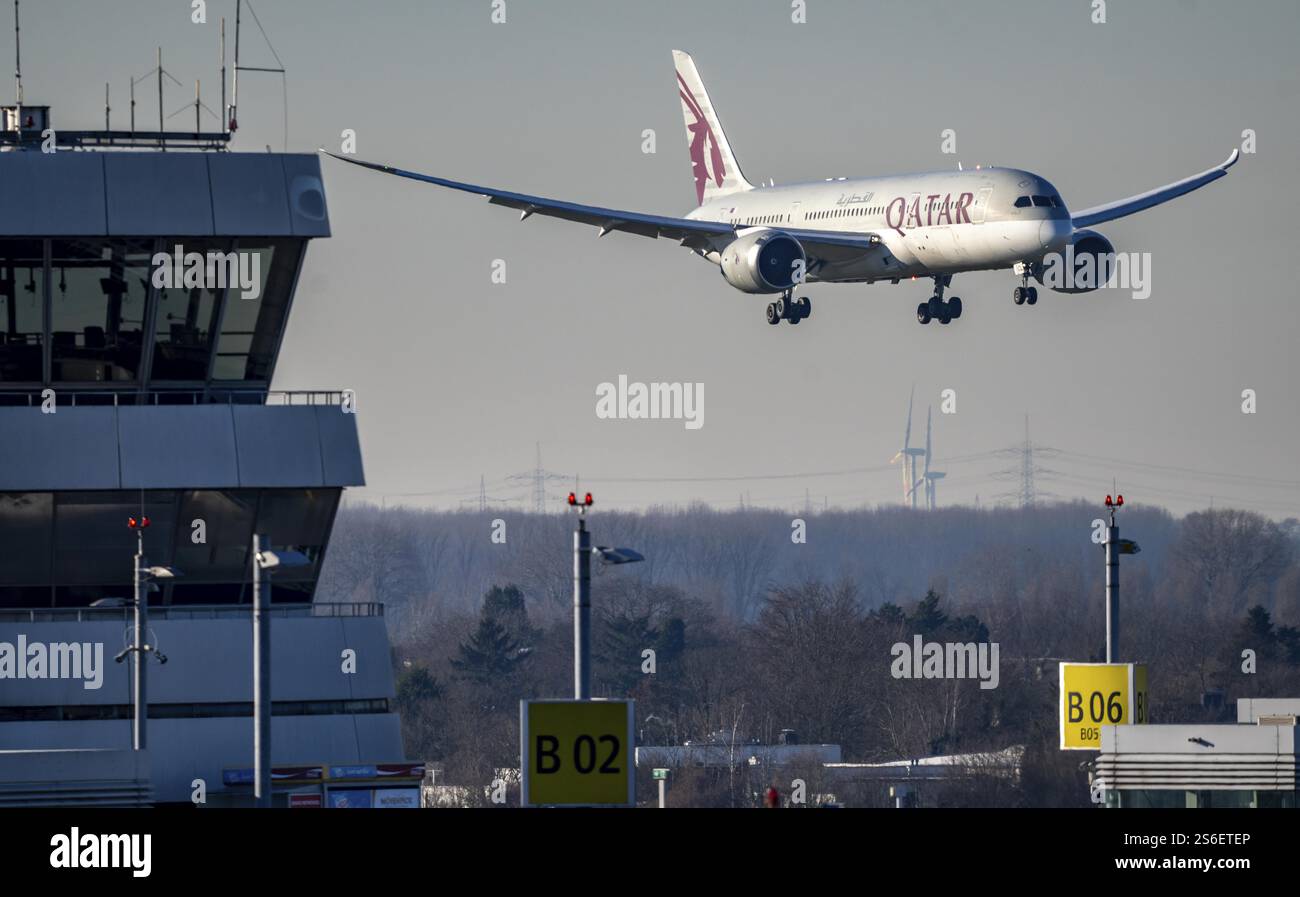 Qatar Airways aircraft approaching Duesseldorf Airport, DUS, old air ...