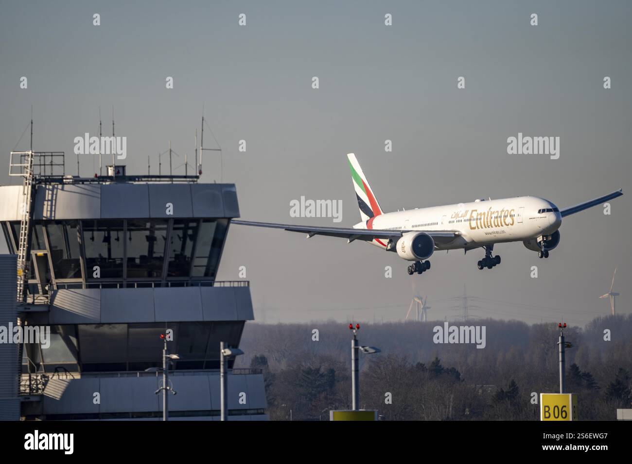 Emirates, Boeing 777, aircraft approaching Duesseldorf Airport, DUS ...