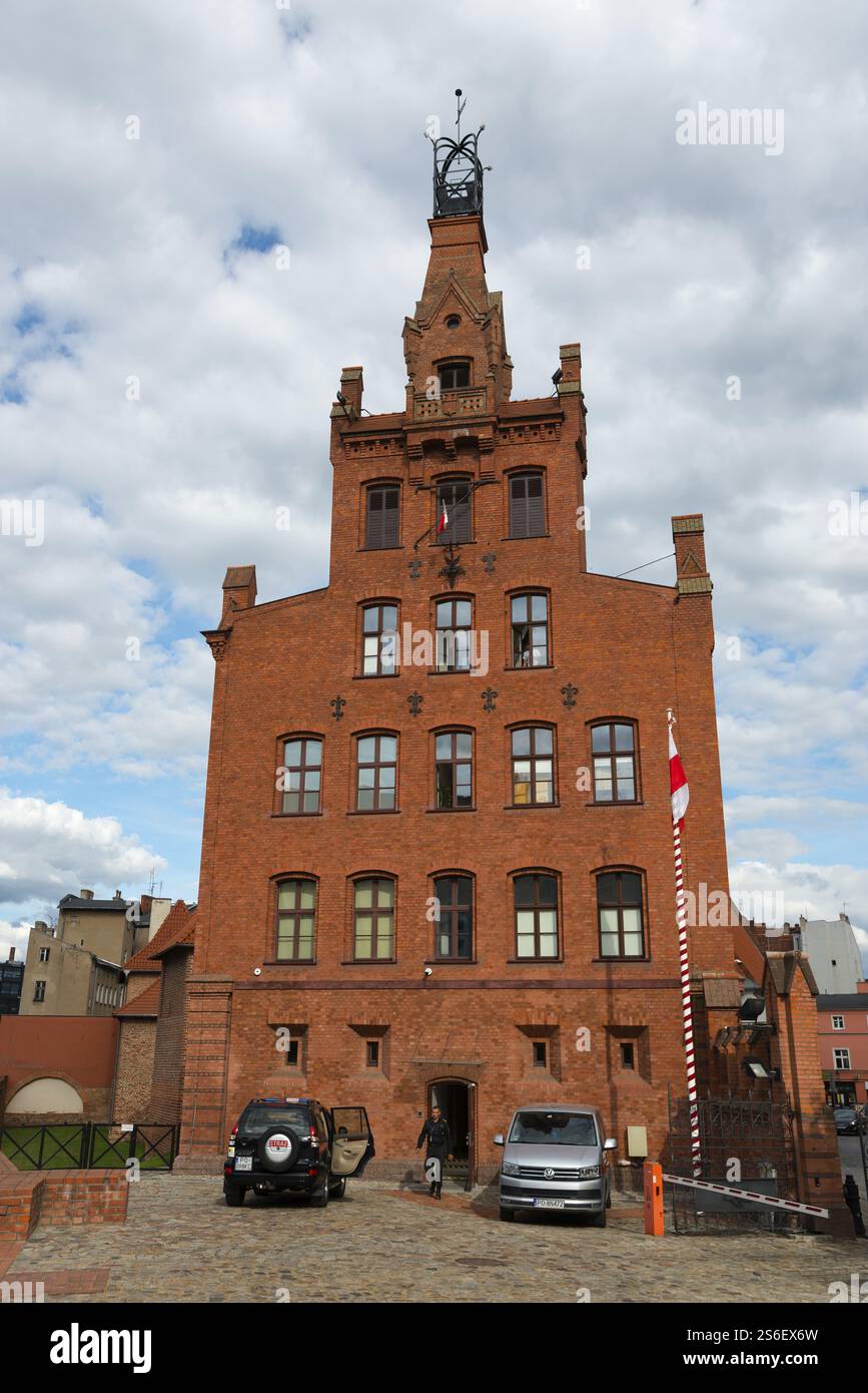 Expansive brick building hi-res stock photography and images - Alamy