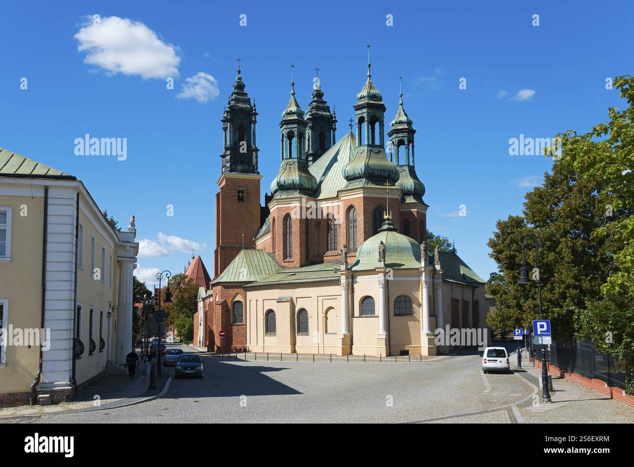 Baroque church on a quiet street, flanked by silence and few cars ...