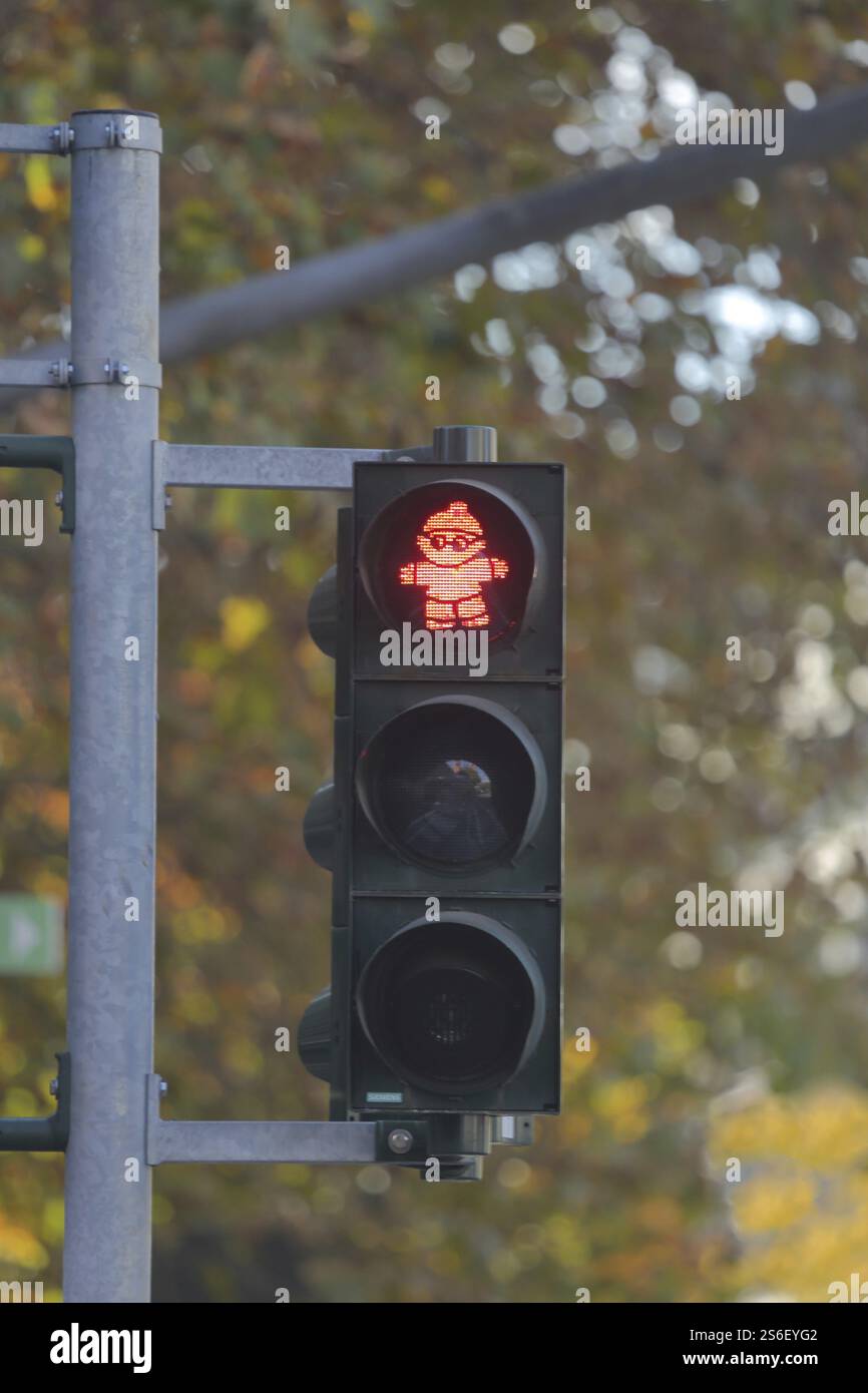 Red pedestrian traffic light with Mainzelmaennchen as symbol for ...