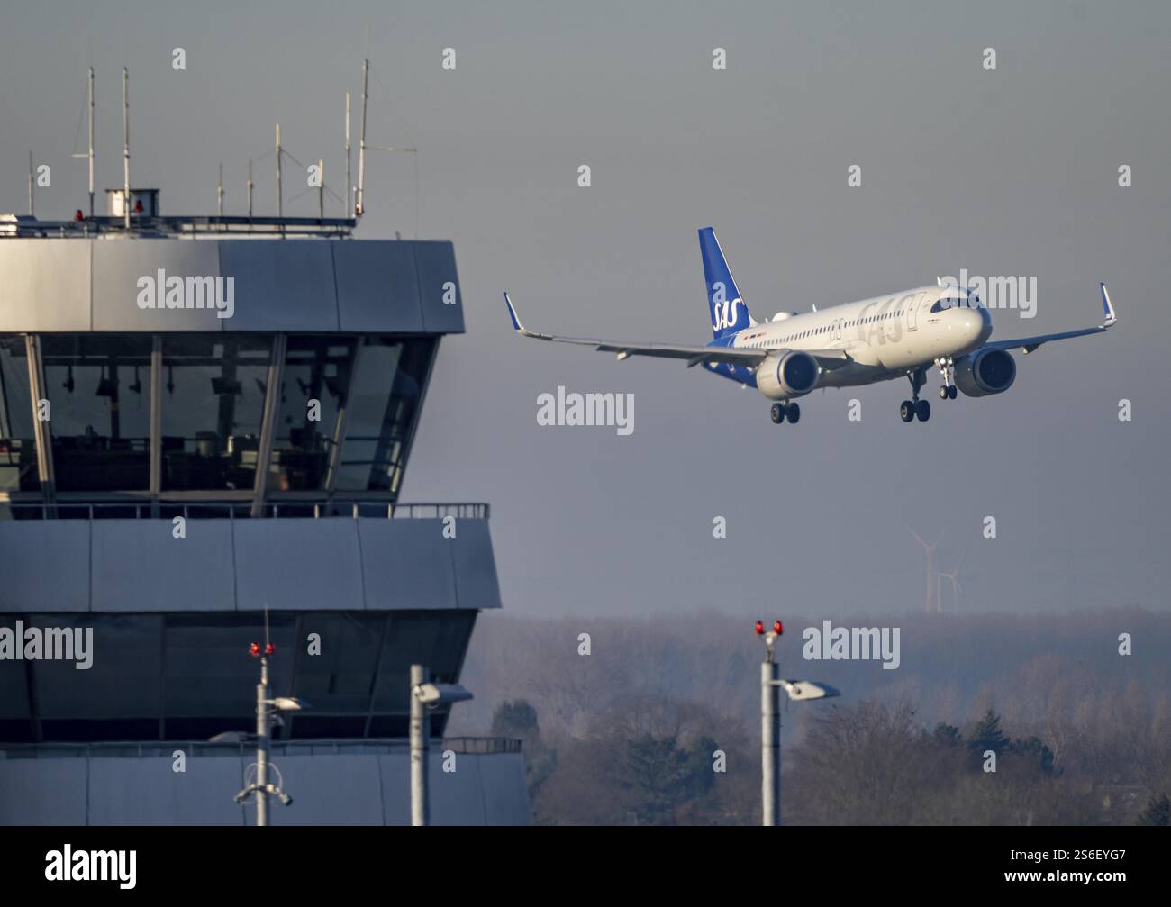 SAS aircraft approaching Duesseldorf Airport, DUS, old air traffic ...