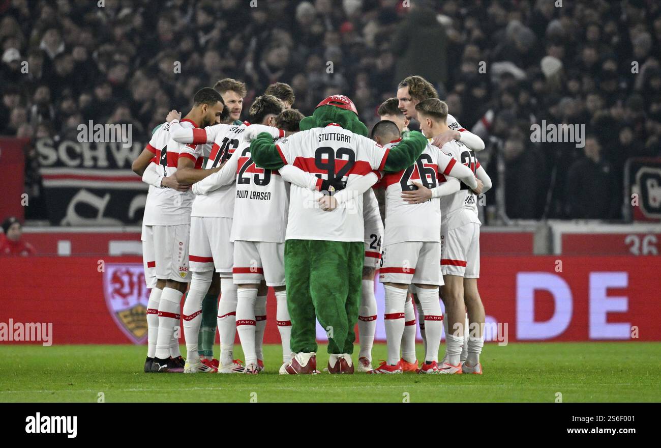 Team building, team circle in front of the start of the match VfB Stuttgart with mascot Fritzle ...