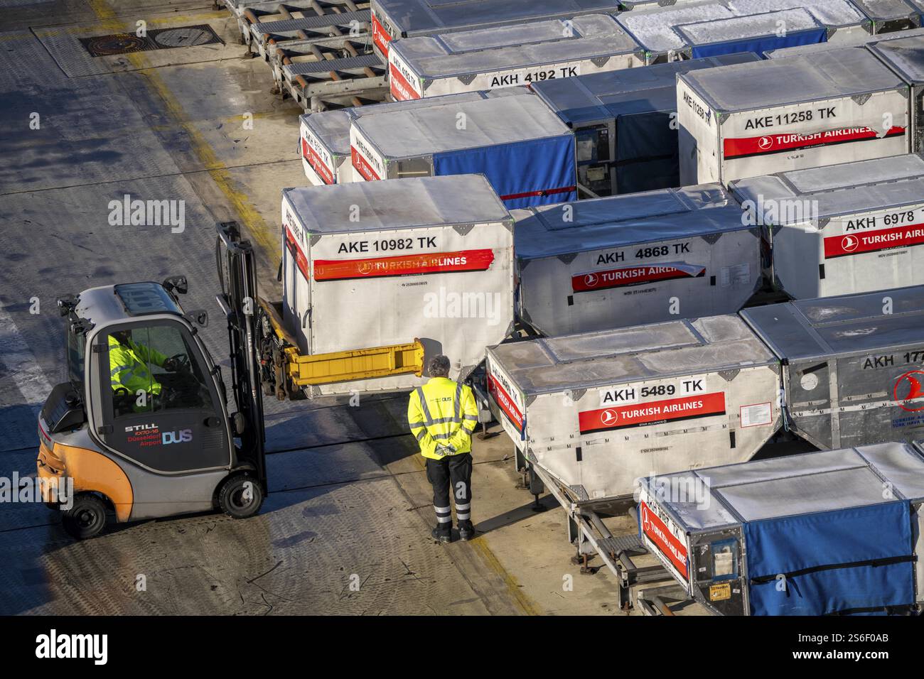 Luggage plane load hi-res stock photography and images - Alamy