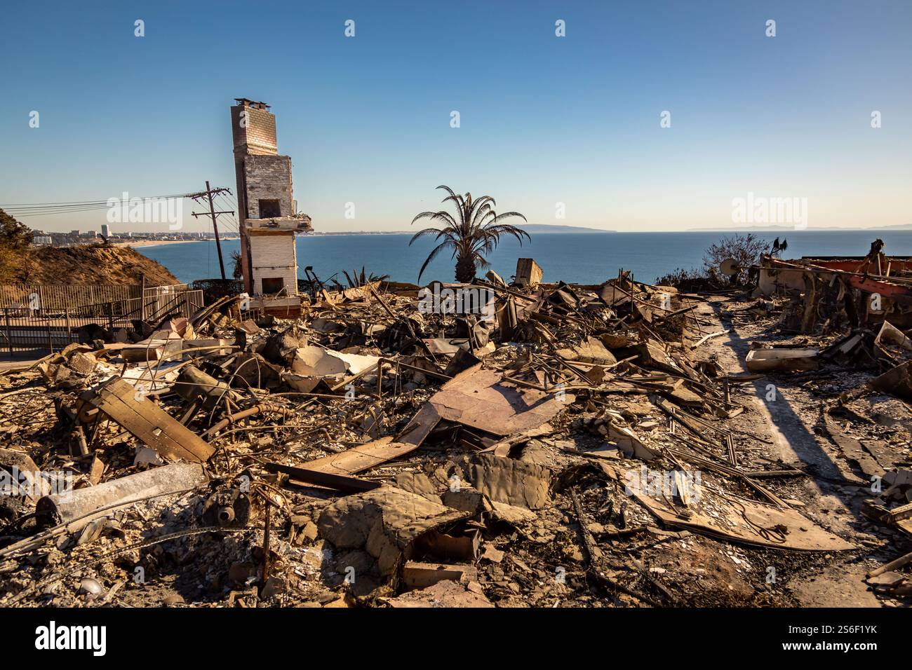 Los Angeles, California, USA. 14th Jan, 2025. A neighborhood in ruins ...