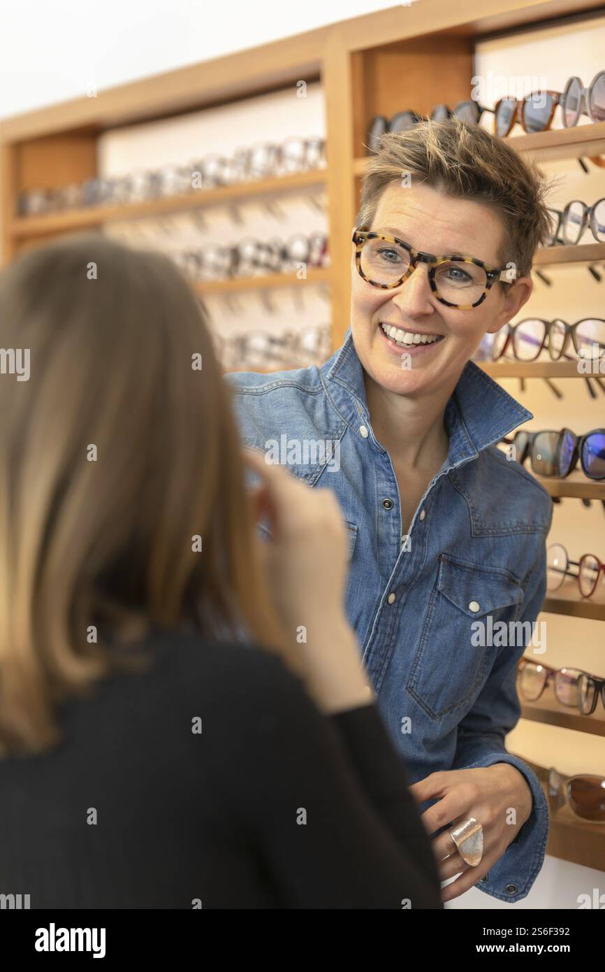 Woman in eye glasses consulting hi-res stock photography and images - Alamy