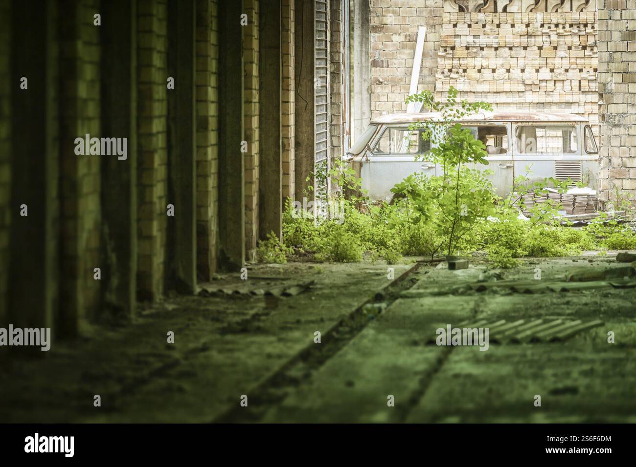 An image of a old forgotten car Stock Photo - Alamy