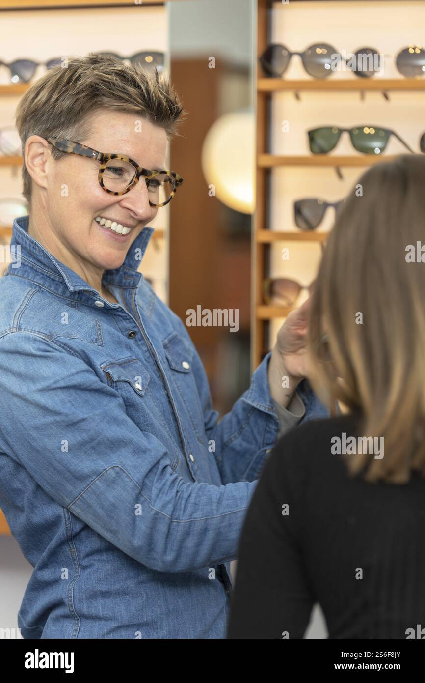 Woman in eye glasses consulting hi-res stock photography and images - Alamy