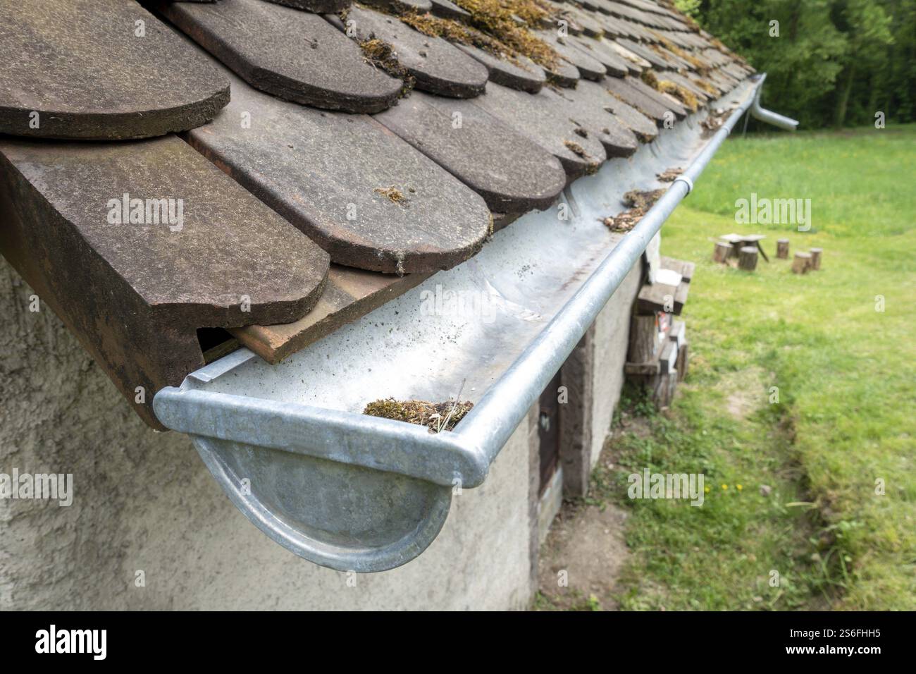 Installing gutter hi-res stock photography and images - Alamy