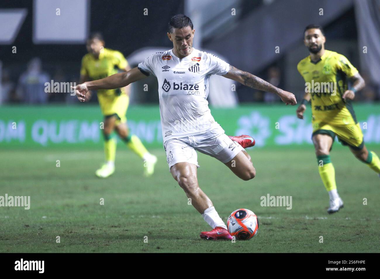 SP - SANTOS - 01/16/2025 - PAULISTA 2025, SANTOS x MIRASSOL - JP Chermont Santos player during ...