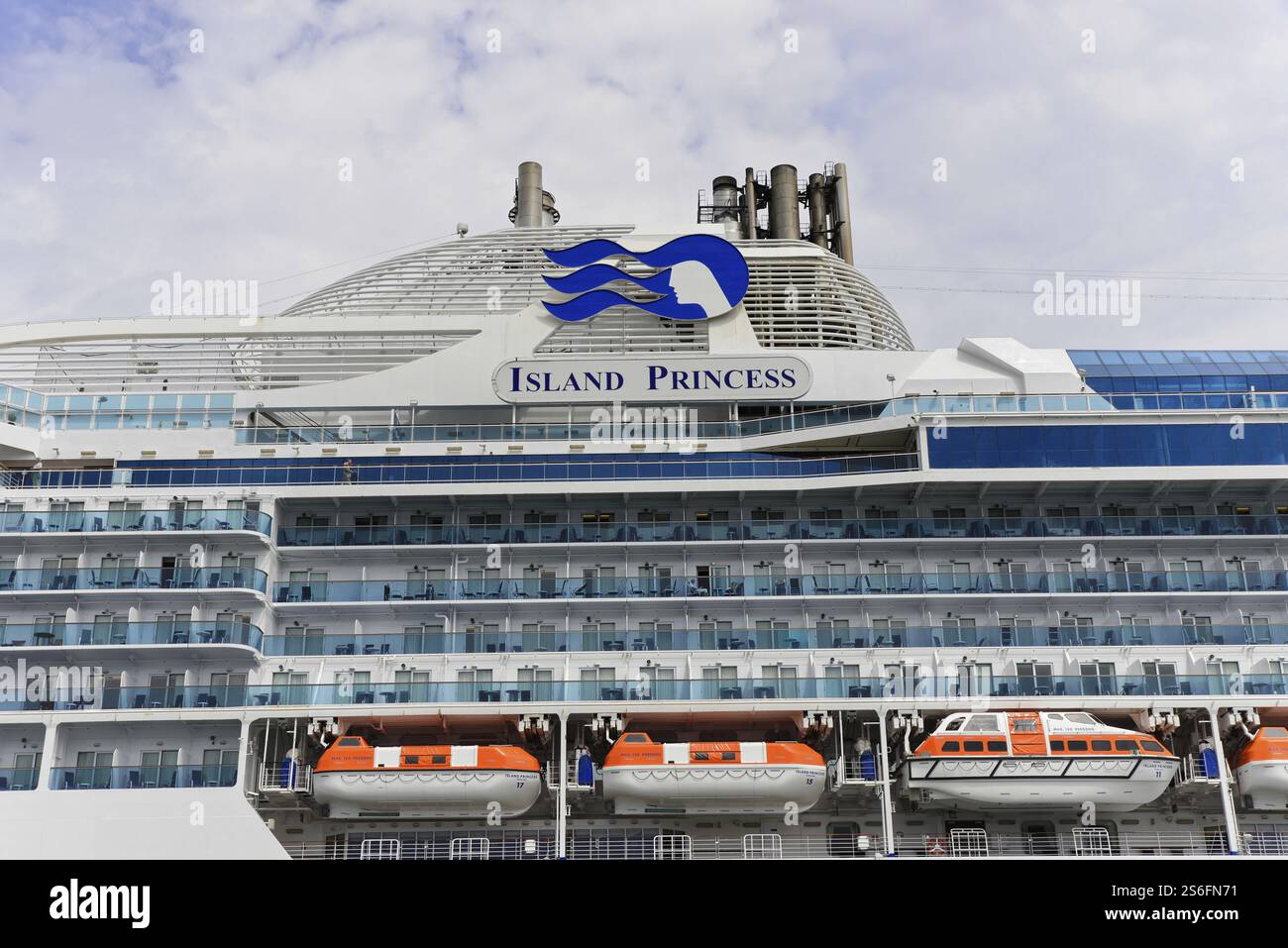 Cruise ship boat sideview hi-res stock photography and images - Alamy