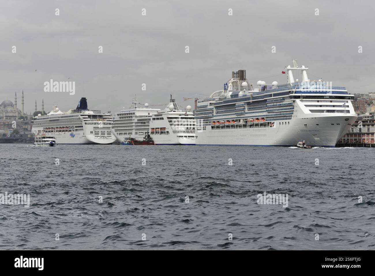 Backdrop of large ships hi-res stock photography and images - Alamy