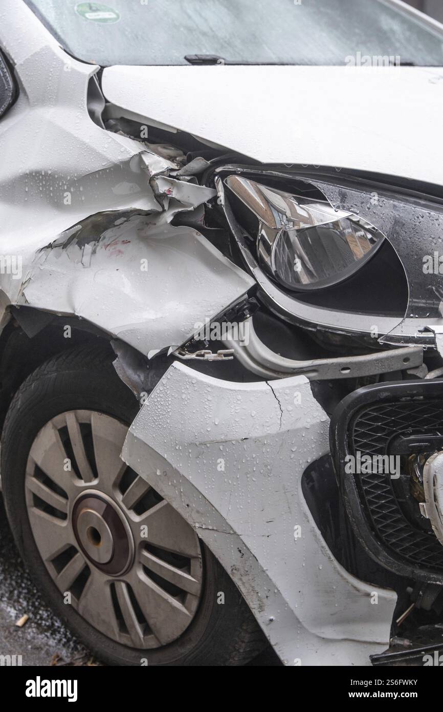 Accident car damage mudguard hi-res stock photography and images - Alamy