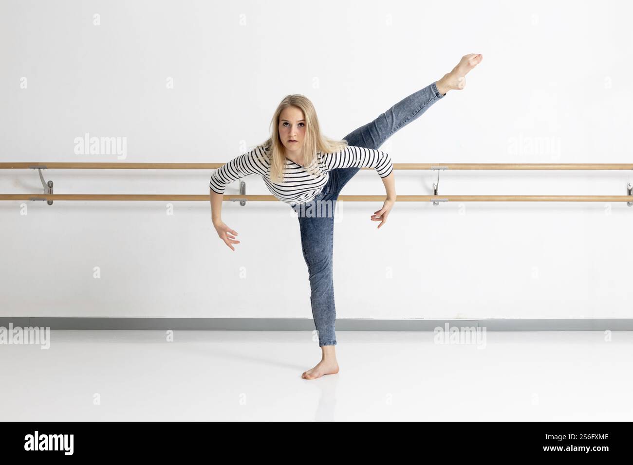Female classical ballet hi-res stock photography and images - Alamy