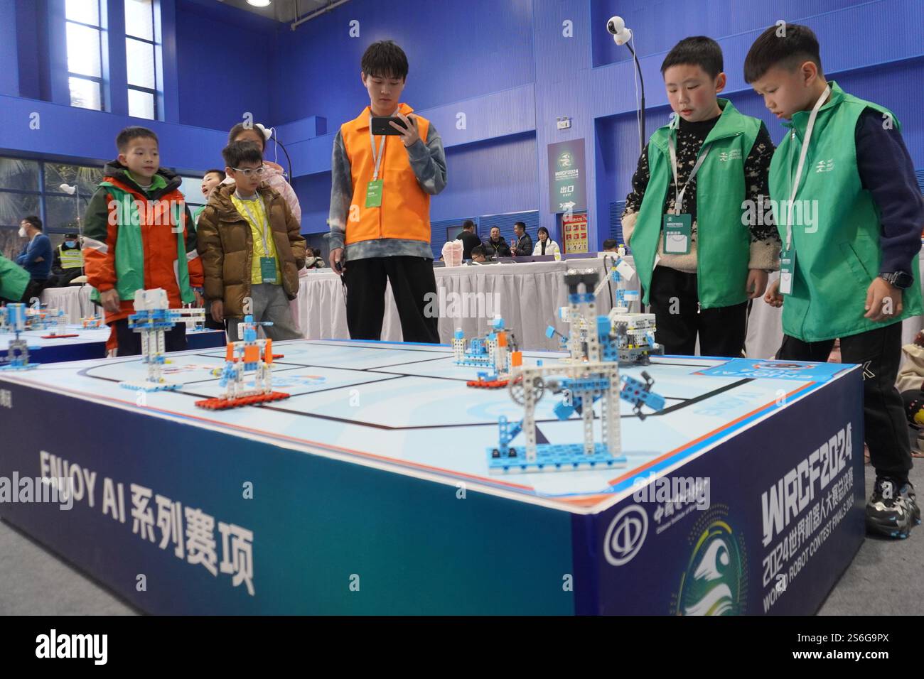 Zhengzhou,China.16th January 2025. Young participants take part in the ...
