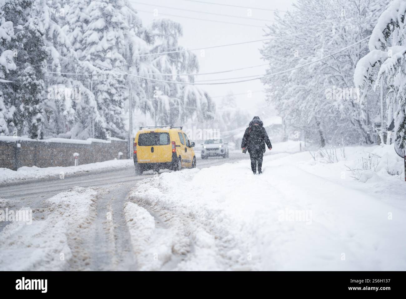 Winter street person hi-res stock photography and images - Alamy