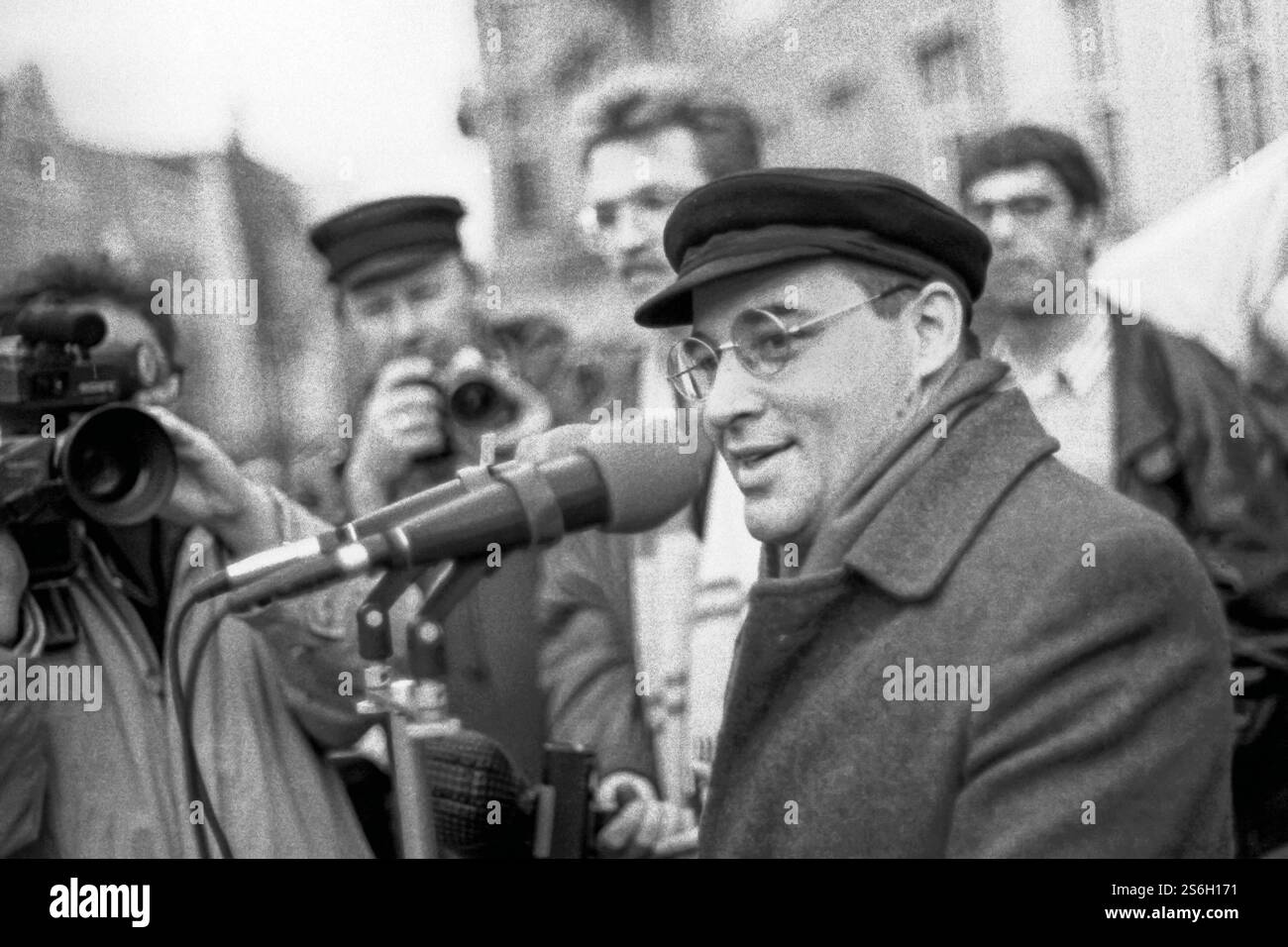 PDS Vorsitzender Gregor Gysi 1990 im Wahlkampf-Modus in Rostock - 08.03 ...