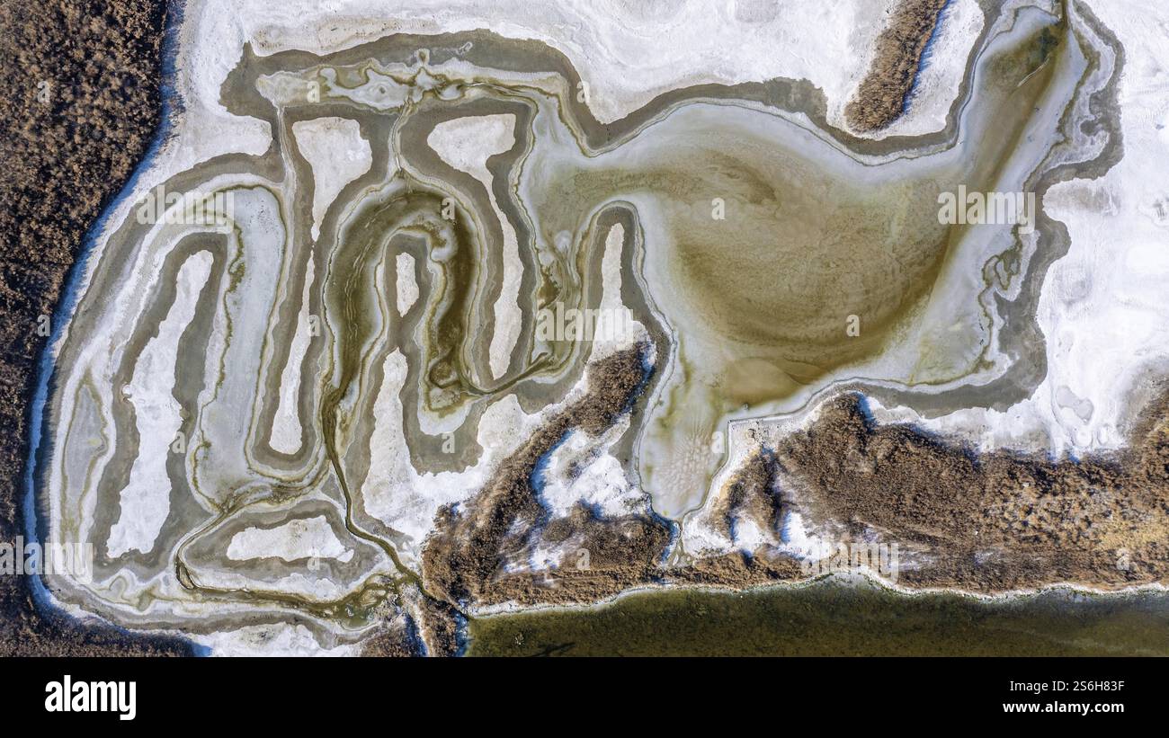 "Mirabilite flowers" appear on the surface of a salt lake in Yuncheng ...