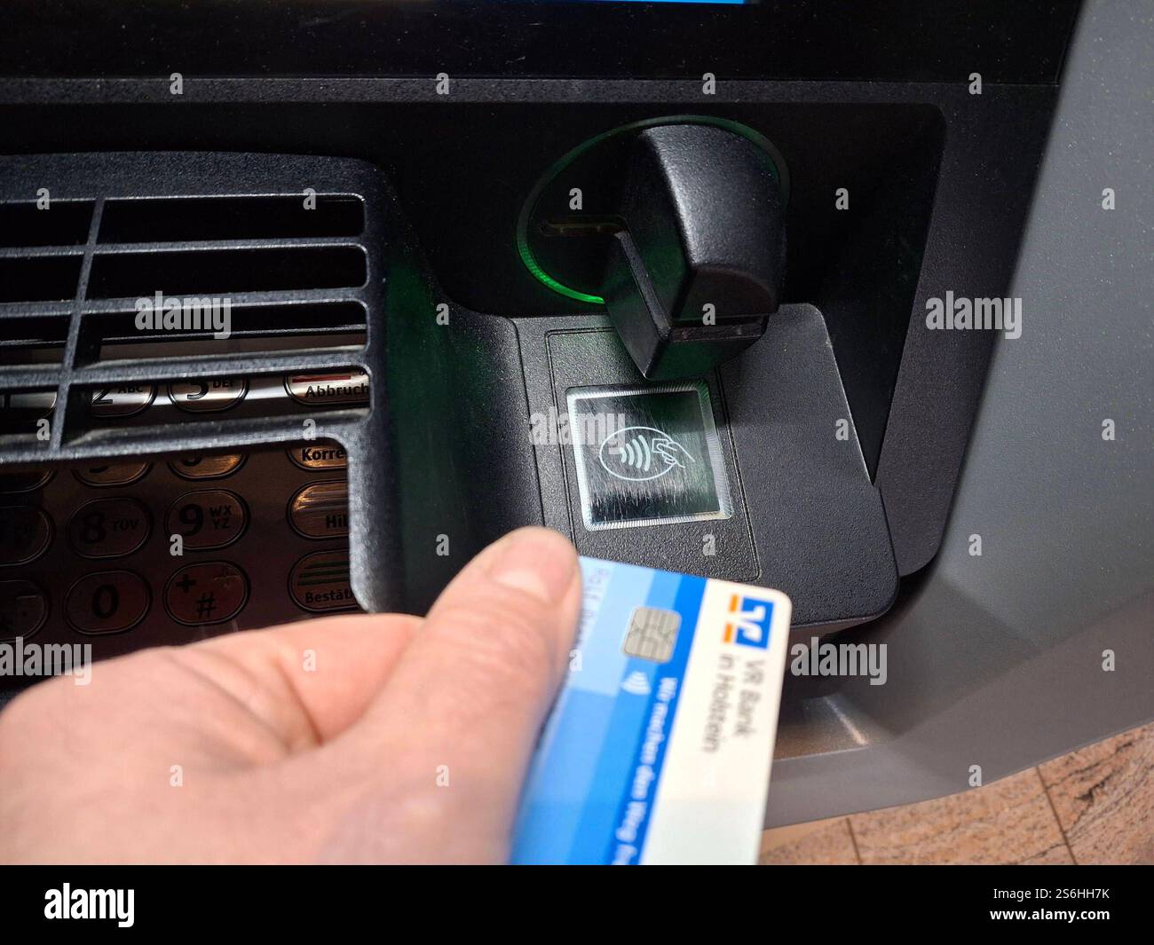 Stockbilder 01/2025 Hand mit EC Karte am Geldautomat Hamburg Hamburg ...