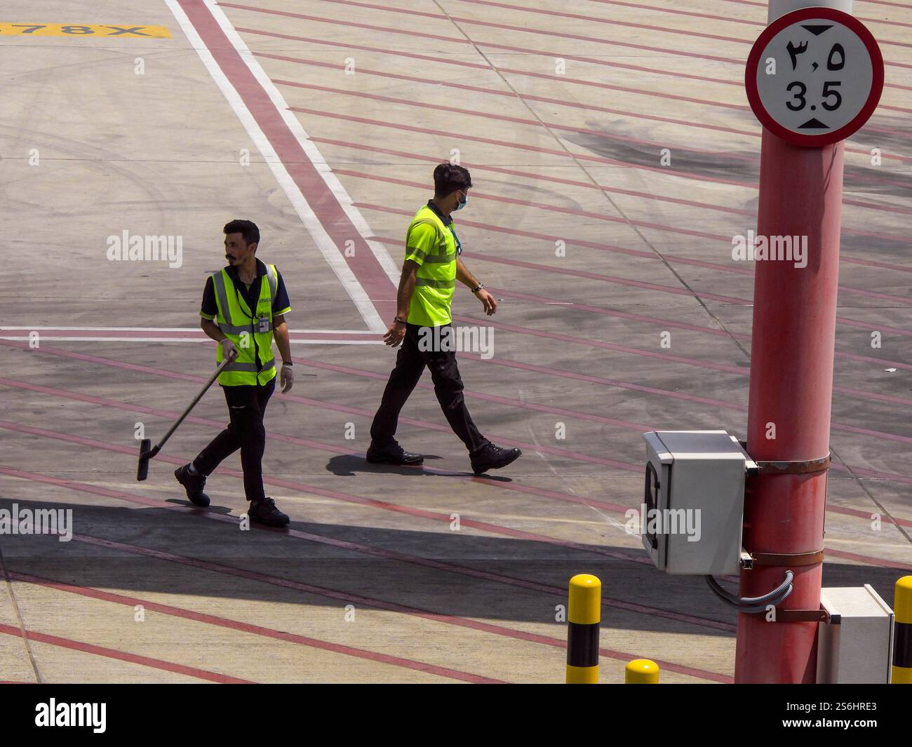 Ground crew servicing an Israeli Akia plane Photographed at the Dubai ...