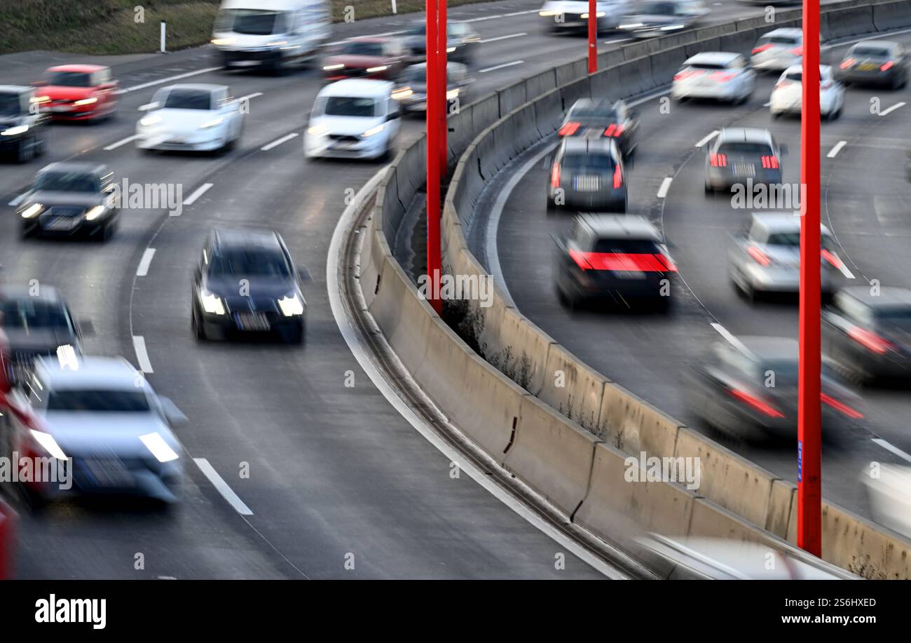 ++ THEMED PICTURE ++ Vehicles on the A23 motorway in Vienna, Austria ...