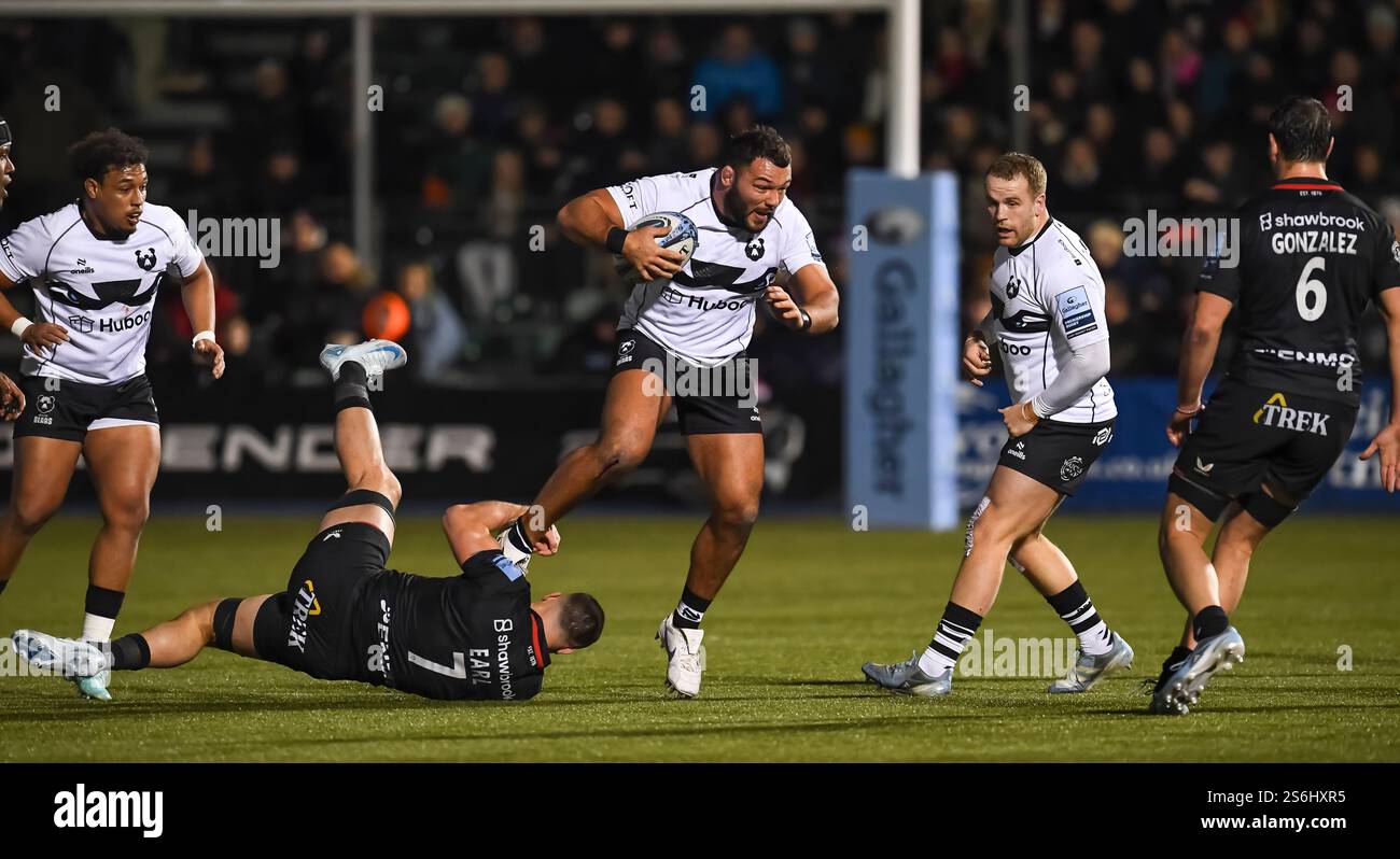 Ben Earl of Saracens tackles Ellis Genge of Bristol Bears during the ...