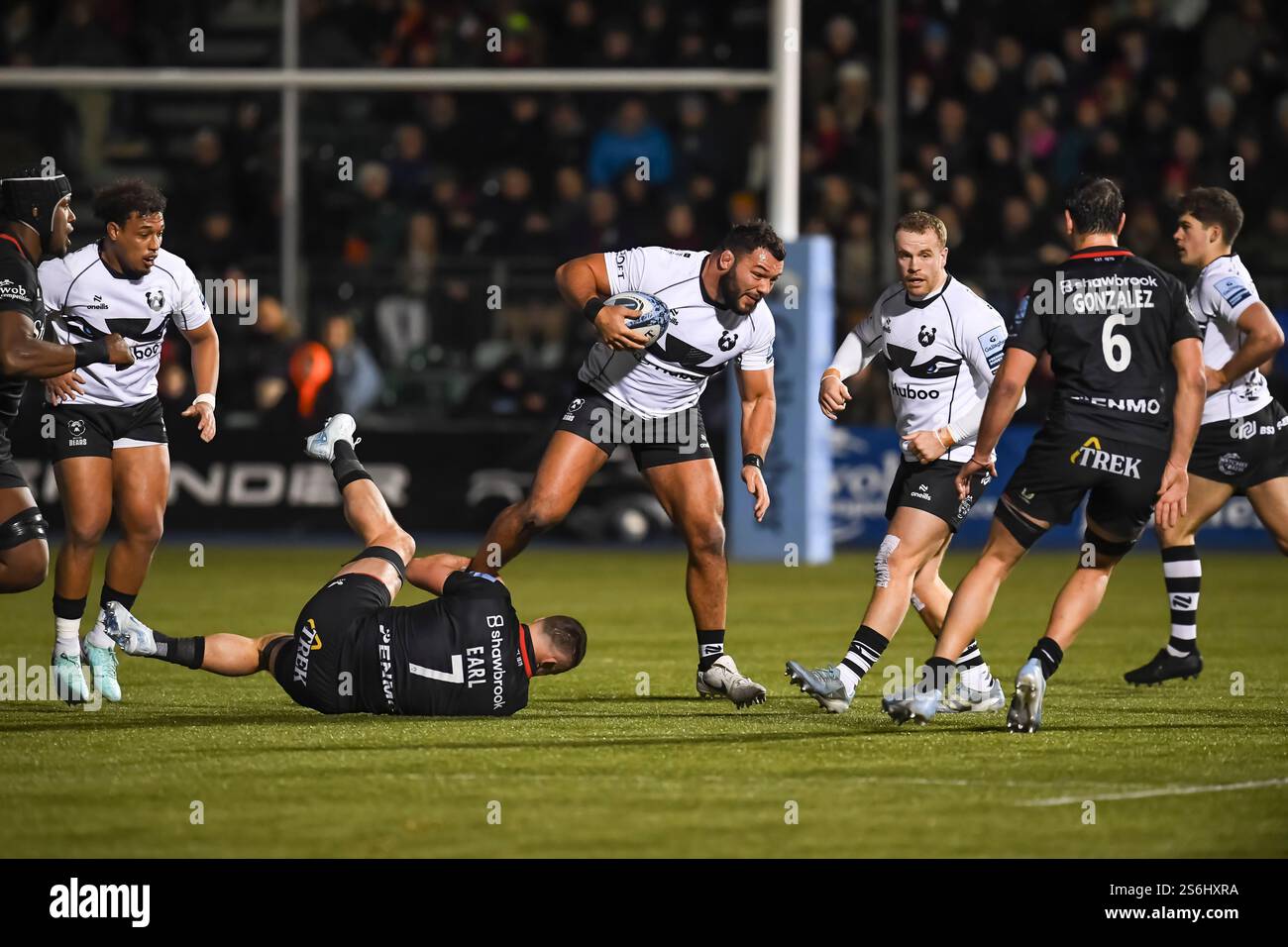 Ben Earl of Saracens tackles Ellis Genge of Bristol Bears during the ...