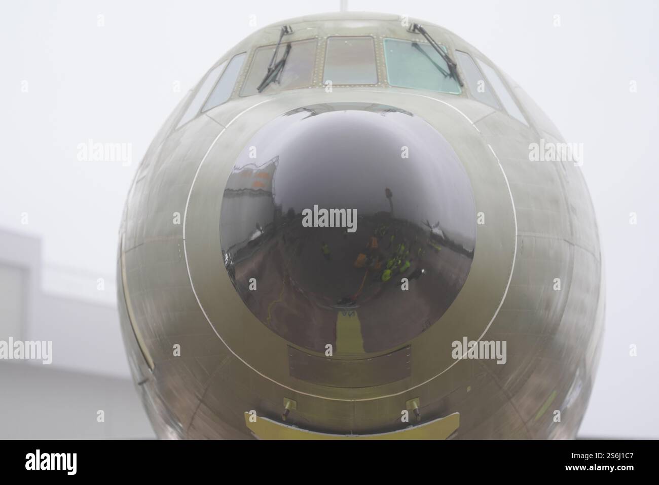 17 January 2025, Hamburg: Employees and members of the press are ...