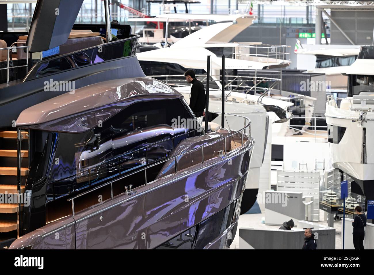 17 January 2025, North Rhine-Westphalia, Duesseldorf: Around 1500 ...