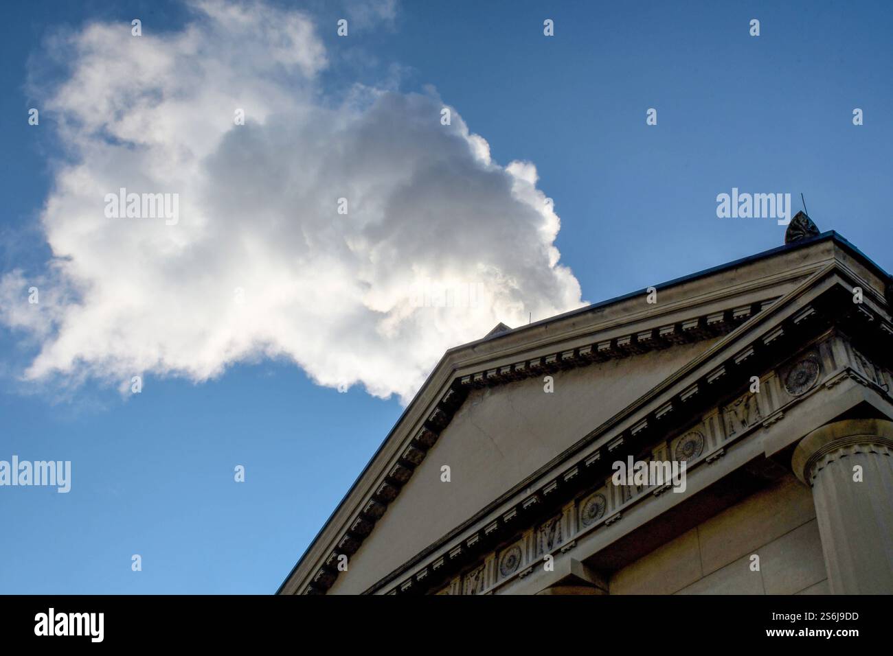 Weisser Rauch steigt aus dem Schornstein des Krematoriums auf dem ...