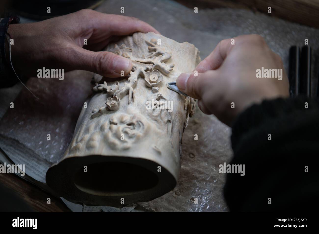 (250117) -- HUANGSHAN, Jan. 17, 2025 (Xinhua) -- An apprentice of Hong ...