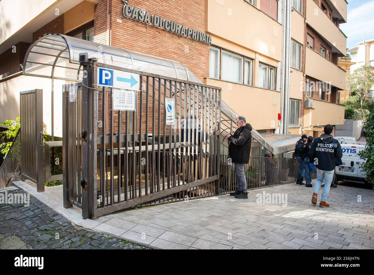 Roma, Italia. 17th Jan, 2025. Incidente nel vano ascensore alla clinica ...