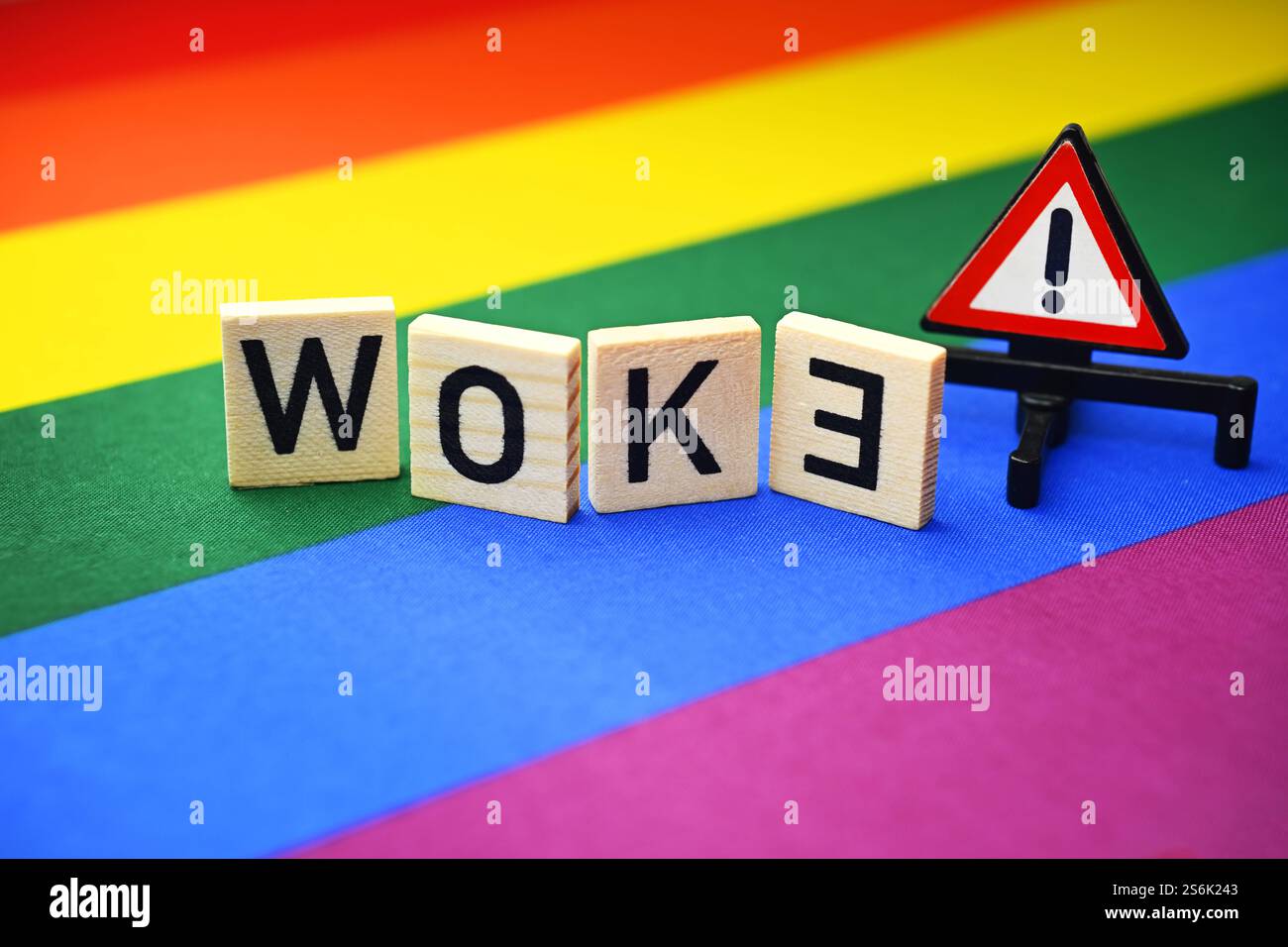 Schriftzug Woke und Warnschild auf Regenbogenfahne, Wokeness und Anti ...