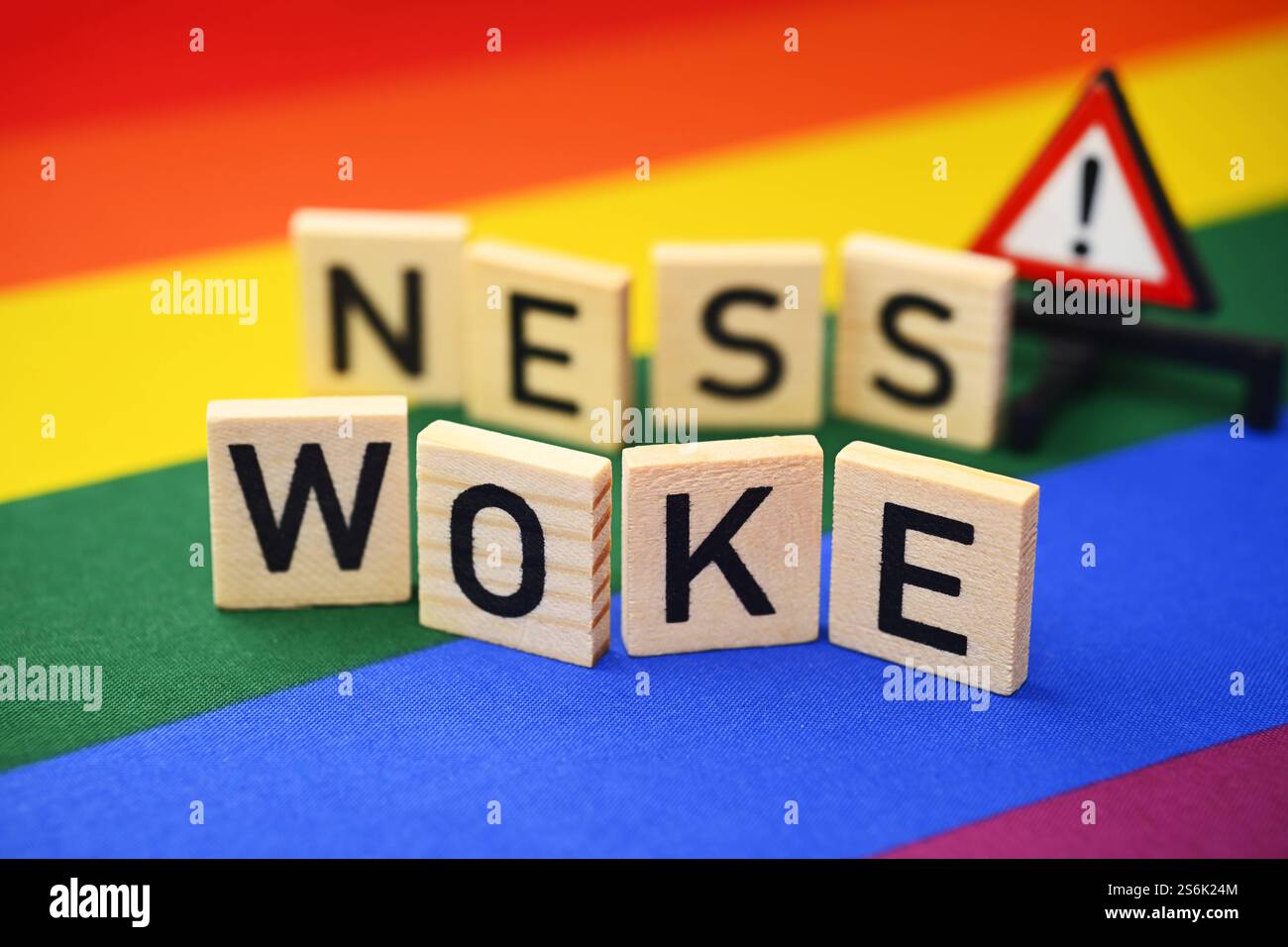 Schriftzug Wokeness und Warnschild auf Regenbogenfahne, Wokeness und ...
