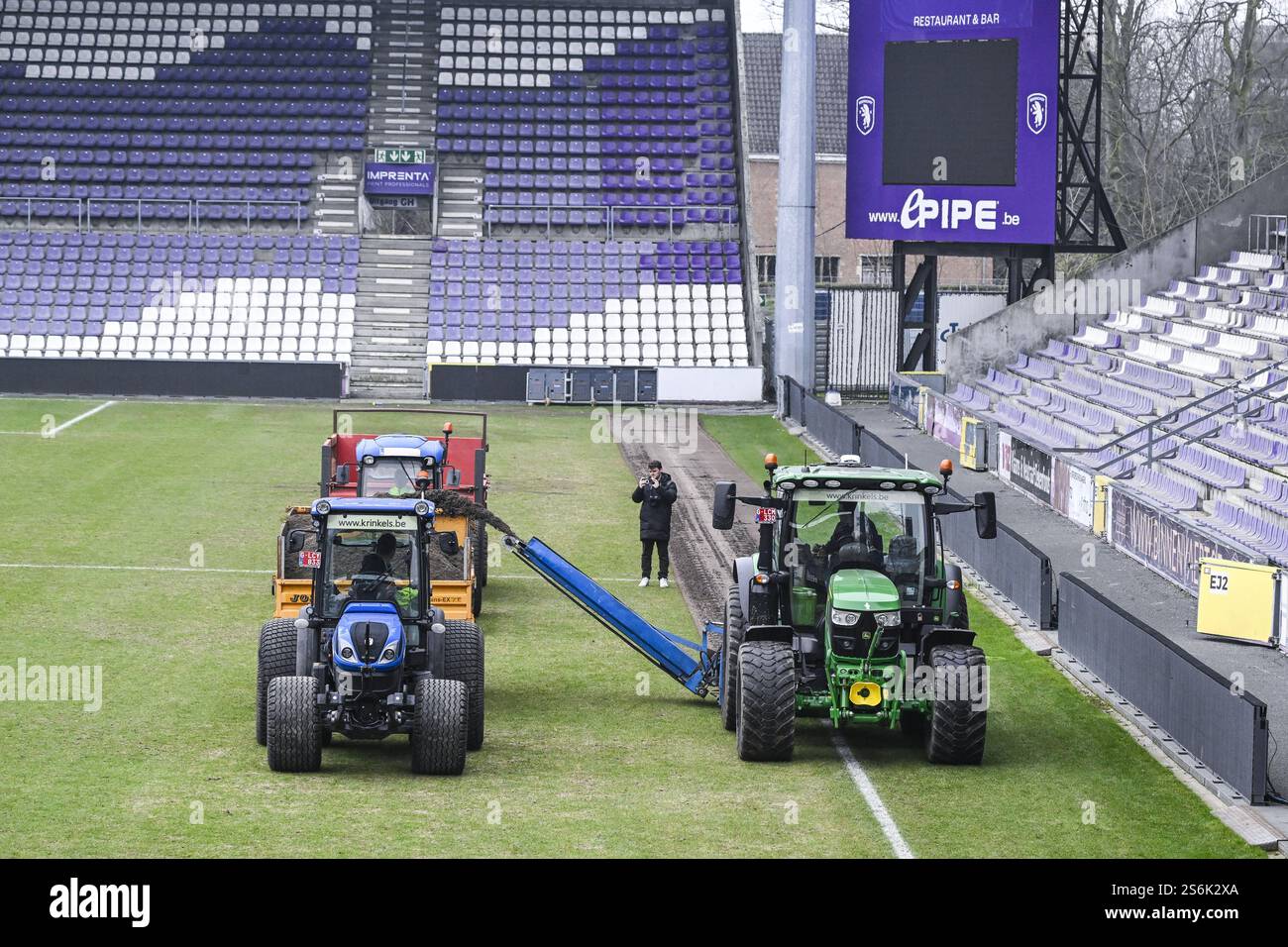 Antwerp, Belgium. 17th Jan, 2025. Tractors pictured during works to ...