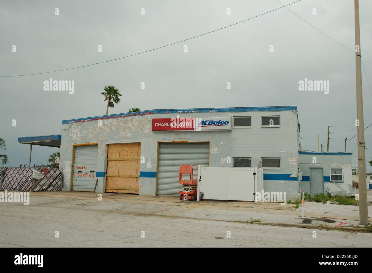 Portable scissor lift hi-res stock photography and images - Alamy