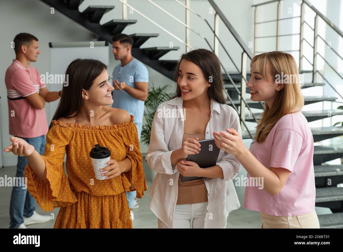 Women in group speaking hi-res stock photography and images - Alamy