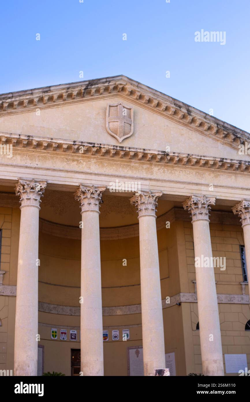 Old roman stone columns hi-res stock photography and images - Alamy