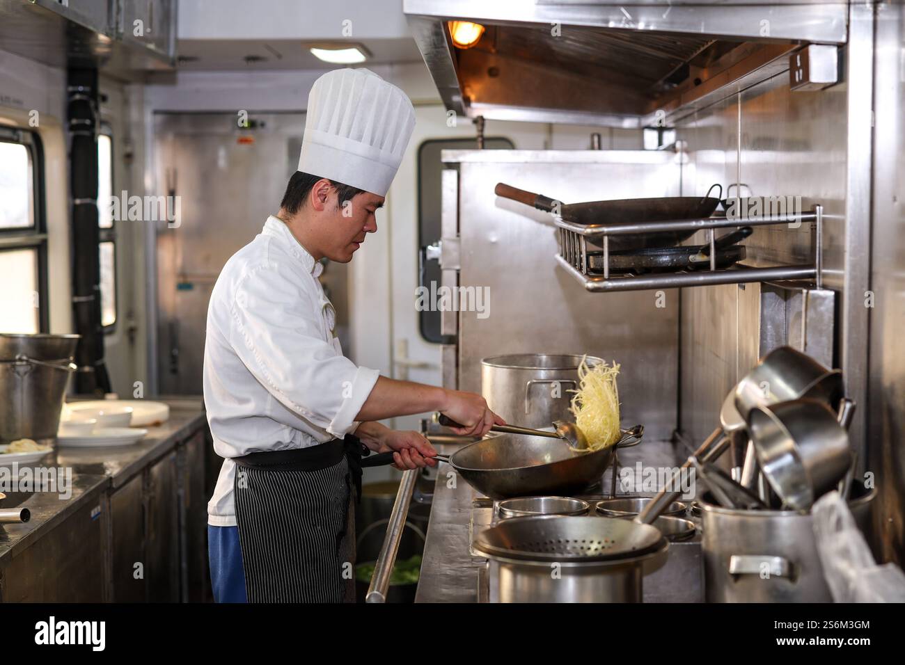 (250117) -- HANGZHOU, Jan. 17, 2025 (Xinhua) -- Train chef Wang Limao ...