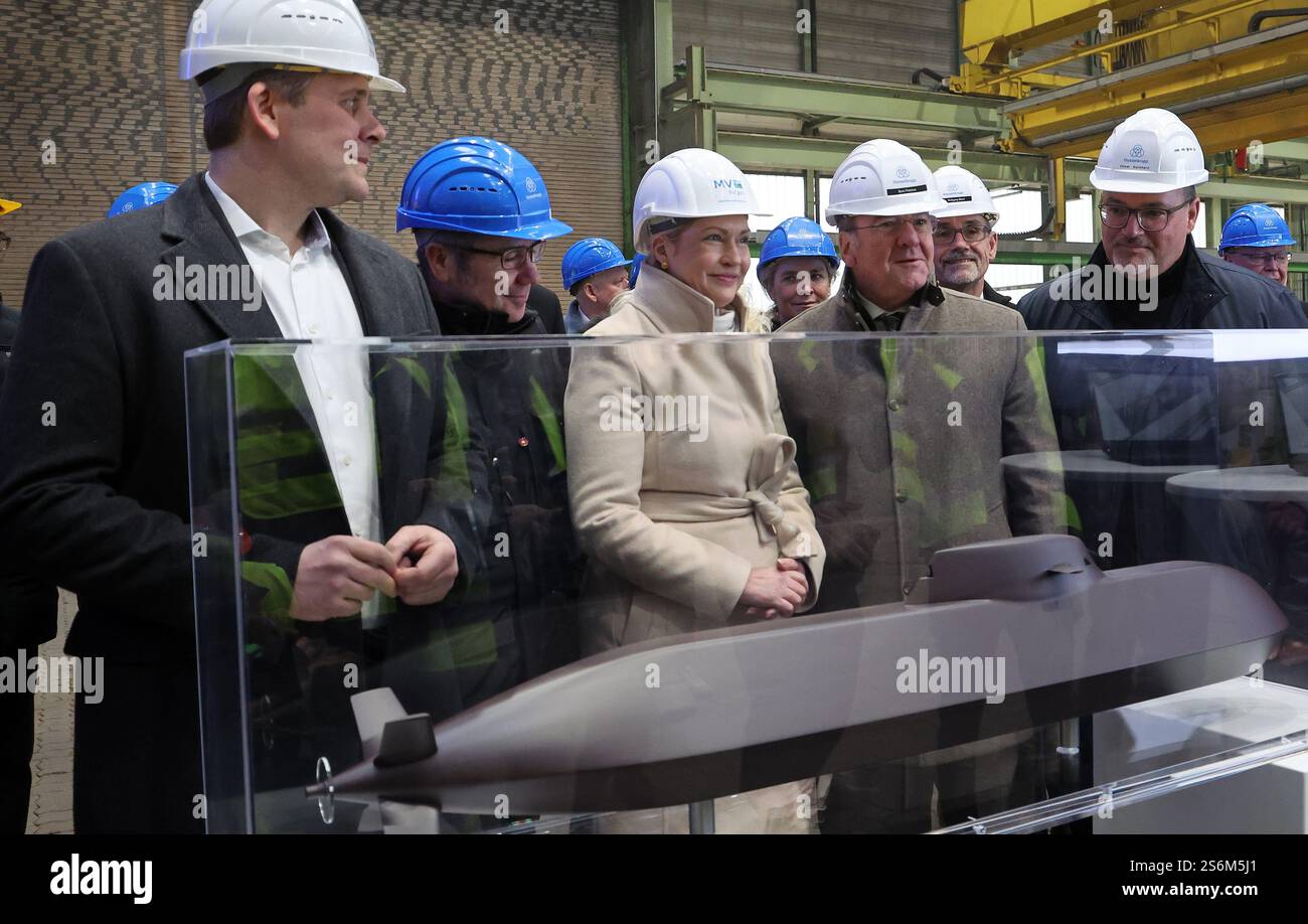 17 January 2025, Mecklenburg-Western Pomerania, Wismar: Paul Glaser (l ...