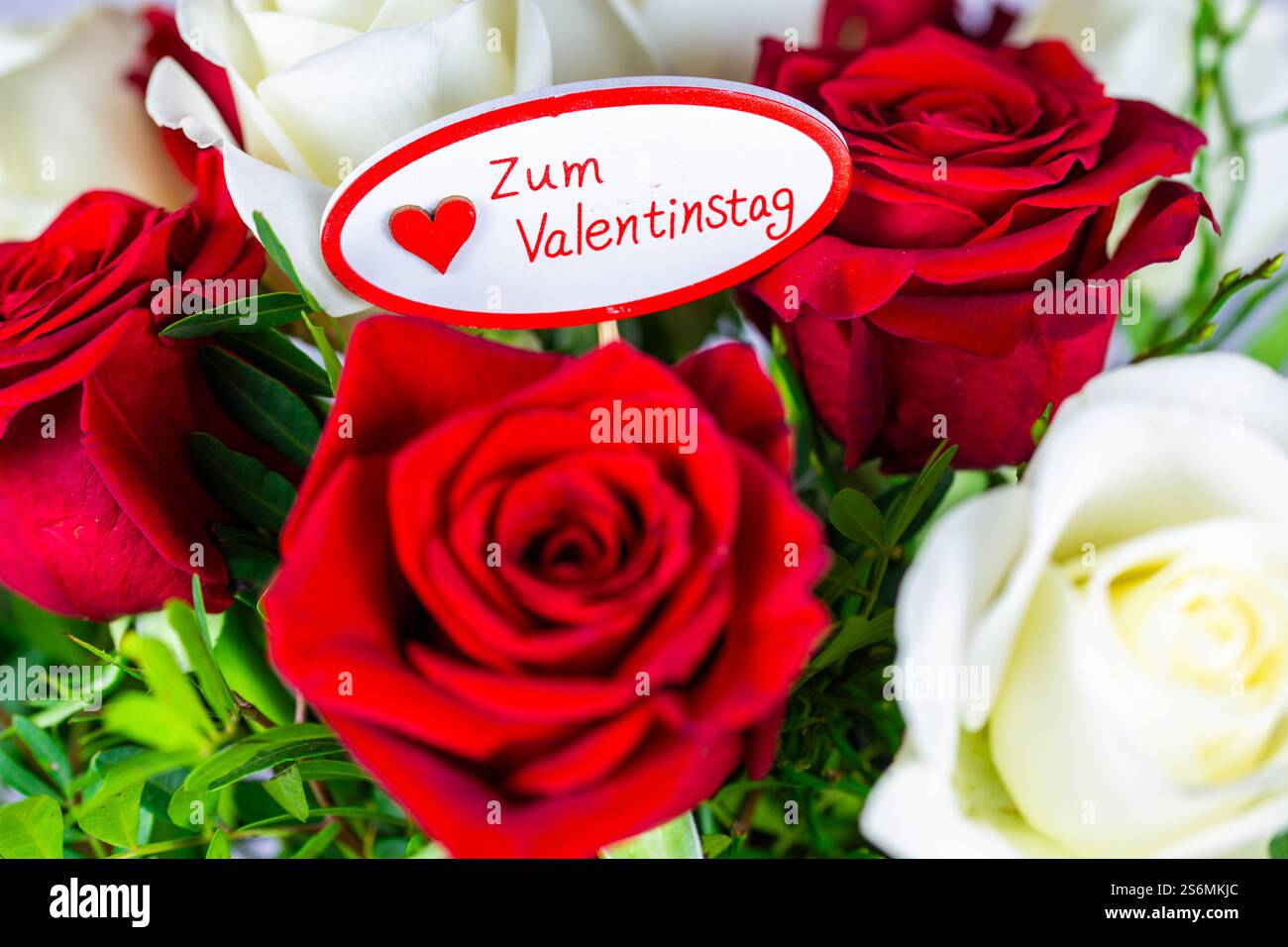 Valentinsgrüße: Herzliche Grüße zum Valentinstag mit einem Blumenstrauß ...