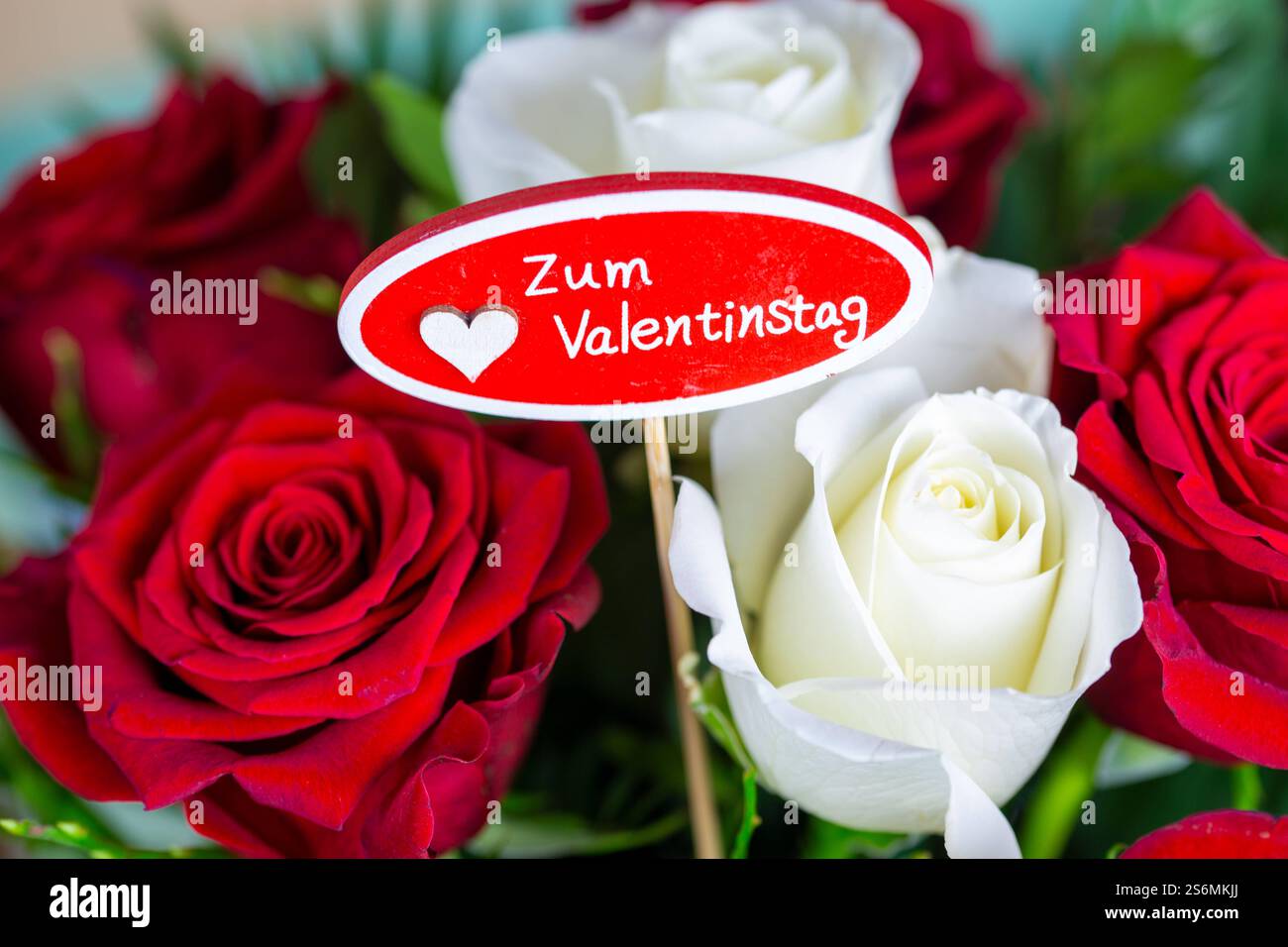 Valentinsgrüße: Herzliche Grüße zum Valentinstag mit einem Blumenstrauß ...